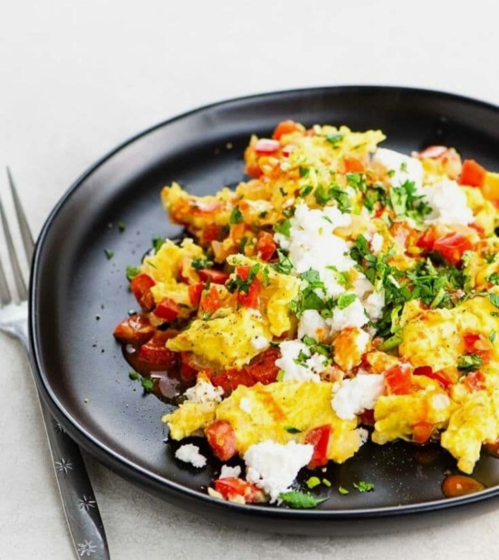 Revoltillo con tomate, queso y cilantro – Keto To Go